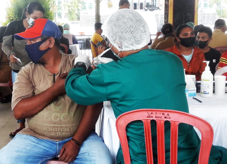 Warga Ambon Padati Lapangan Merdeka, Antri Minta Divaksin Covid-19 ...