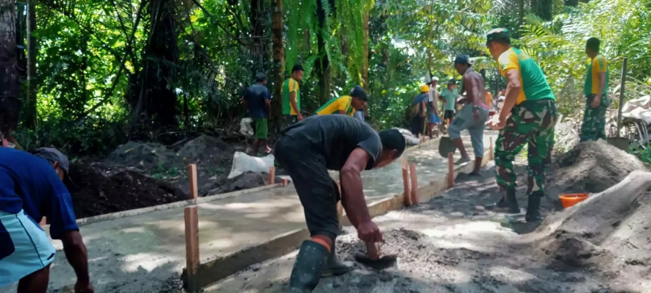 Satgas Yonarmed 1 Kostrad Bersama Warga Allang Asaude Bangun Jalan ...
