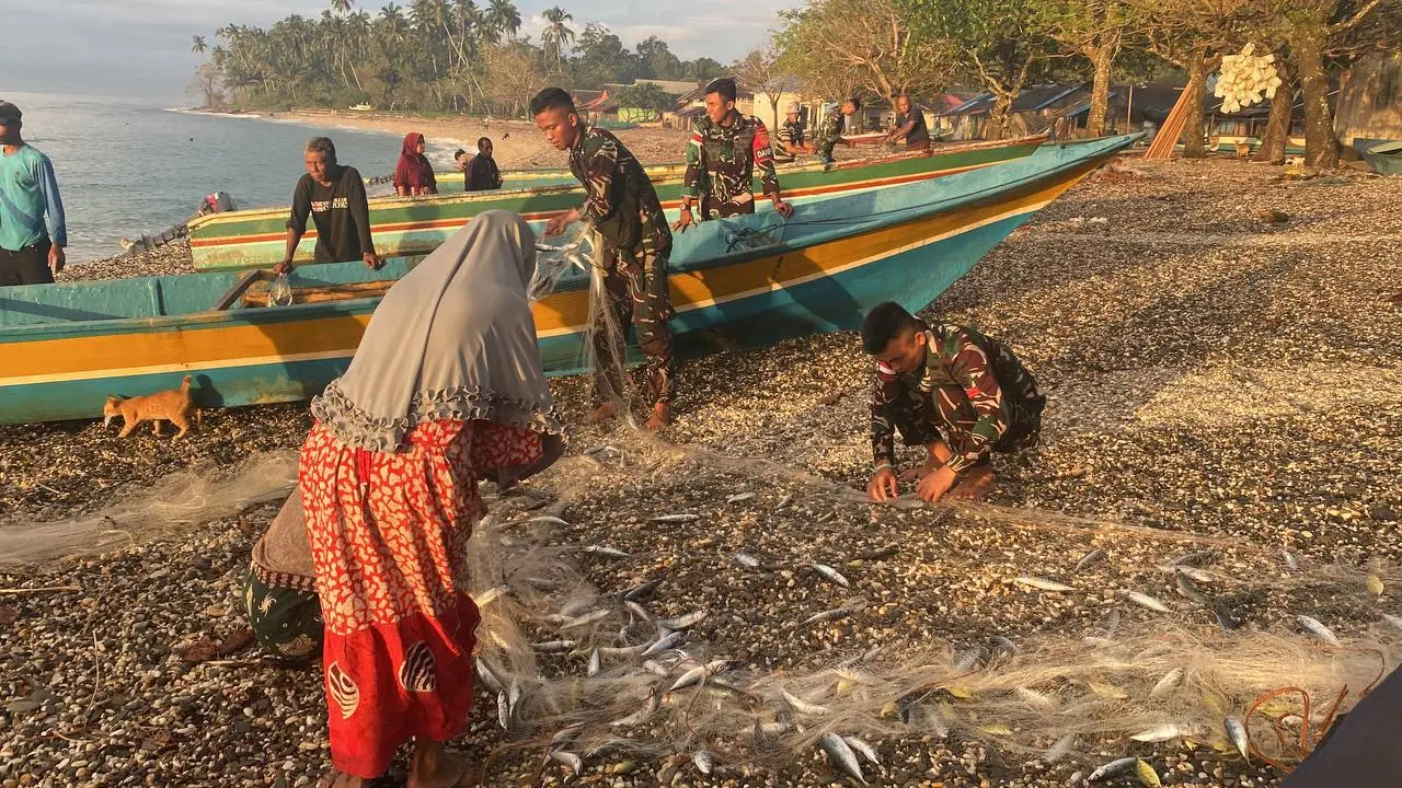 Satgas Yonarmed 1 Kostrad Bantu Nelayan Pulau Buru Siapkan Peralatan ...